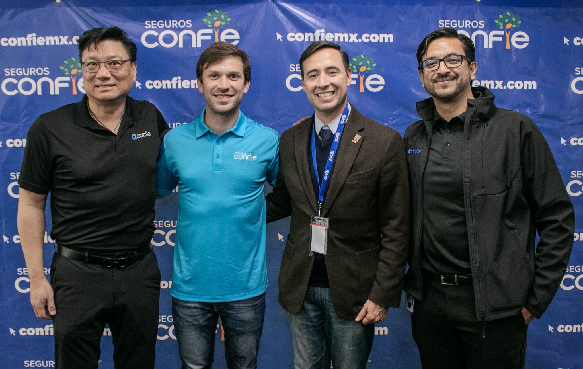El piloto mexicano de NASCAR, Daniel Suárez, visita Seguros Confíe en ...